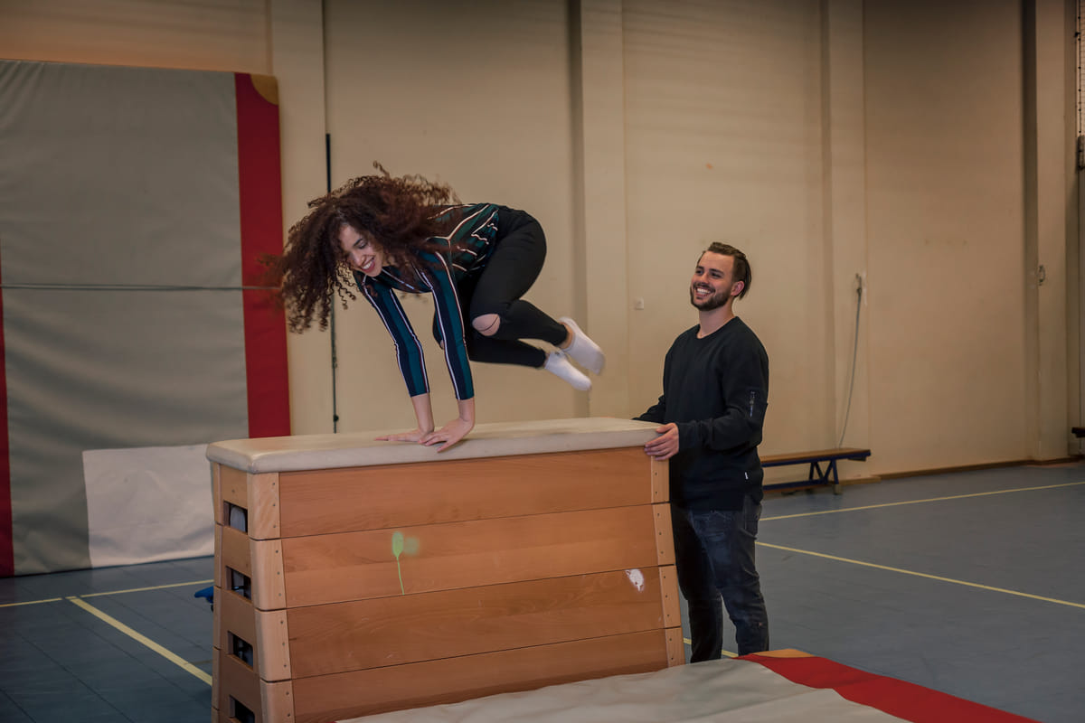 Valery (20) kreeg een relatie met haar gymleraar Chris (23) - EO BEAM