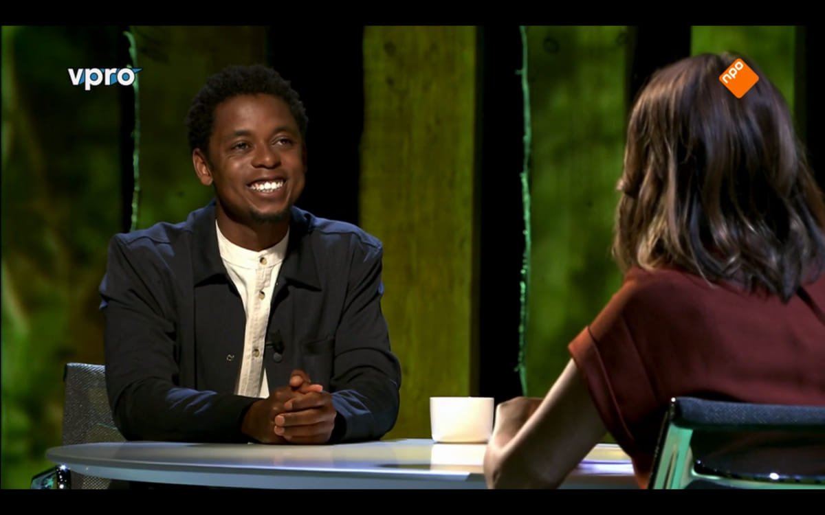 Typhoon vertelt in Zomergasten over God: "Met God chillen in - EO BEAM