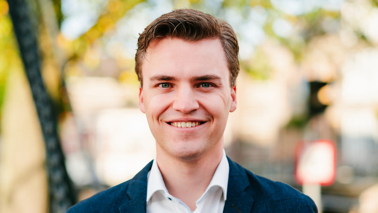 Pieter Dirk Dekker (25) voert actie tegen weeshuistoerisme - EO BEAM